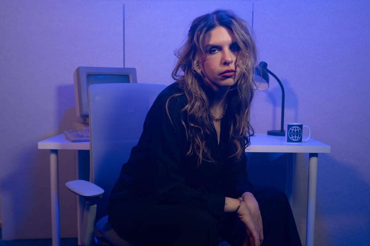 Kirsten Izer - The Messenger